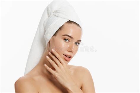 Mujer Joven Hermosa Con La Piel Perfecta Fresca Limpia El Retrato Del