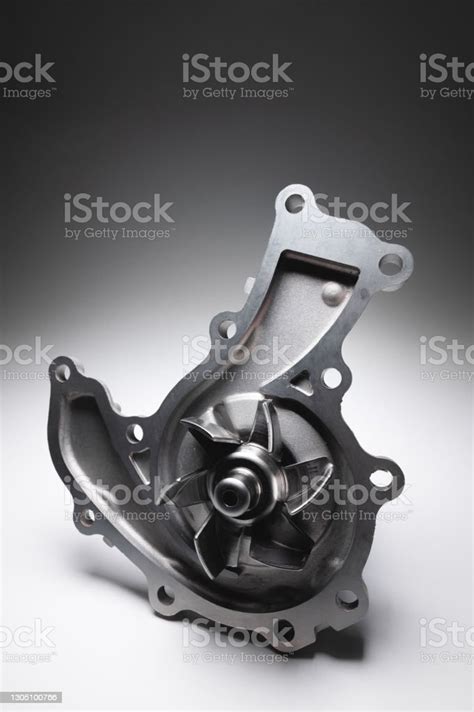 그라데이션 배경의 대조적인 빛을 비추는 새로운 Ice 물 냉각 펌프 0명에 대한 스톡 사진 및 기타 이미지 0명 강철