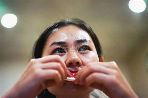 年轻快乐微笑的亚洲女孩在餐厅吃完食物后擦嘴高清图片下载 正版图片506566728 摄图网