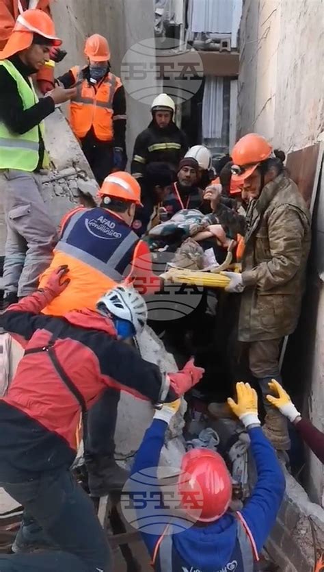 Българските планински спасители които са в Турция извадиха жив един човек изпод руините на