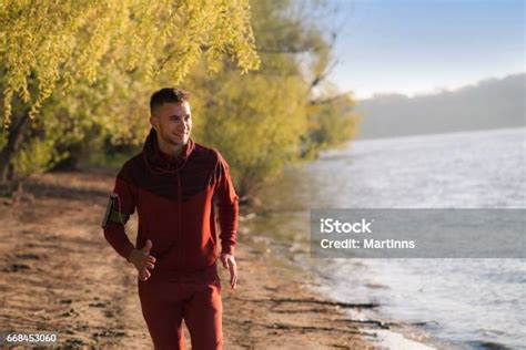 포토서제스트 젊은 남자가 야외에서 운동가형 실행 20 29세에 대한 스톡 사진 및 기타 이미지 20 29세 거리 건강한 생활방식 Istock