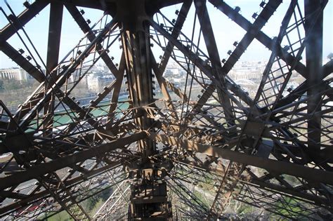 Struktur Baja Menara Eiffel Jejak Kaki