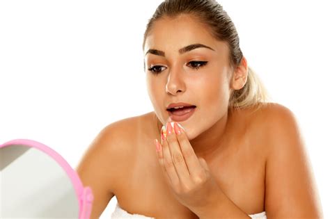 목화 패드와 함께 그녀의 얼굴을 청소 하는 젊은 여자의 초상화 개념에 대한 스톡 사진 및 기타 이미지 개념 건강한 생활방식 그리기 Istock