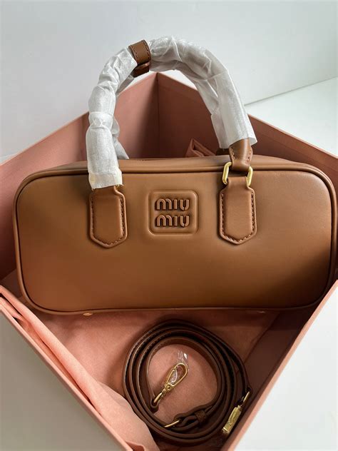 미우미우 볼링백 미듐 새제품 당근 중고거래