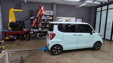 기아자동차 레이 차량의 뒷유리교체 후면유리교환이후에 바로 주행이 가능하도록 열처리 경화건조를 하는 공정영상입니다 이 처리를 통해 유리처짐 빗물누수등의 다양한 문제를