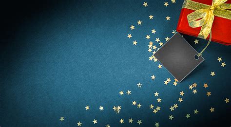 삽화와 별 색종이가있는 어두운 배경에 태그가있는 빨간색 축제 상자 텍스트를위한 장소 공휴일에 대한 스톡 사진 및 기타 이미지 공휴일 금색 빨강 Istock