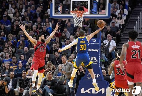 커리 탐슨 64점 합작 골든스테이트 토론토 제압 머니s