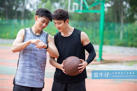 开心的年轻人在篮球场打篮球 蓝牛仔影像 中国原创广告影像素材
