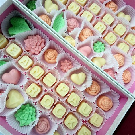 Шоколадови бонбони с надпис 100 Подаръци и Цветя Facebook