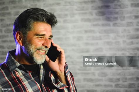 스마트 폰 전면보기 복사 공간으로 말하는 안경에 잘 생긴 성숙한 남자를 미소 공란에 대한 스톡 사진 및 기타 이미지 공란