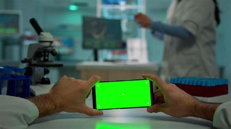 Pov Disparo De Químico Utilizando Horizontal Teléfono Inteligente Con Croma Llave En Aislado