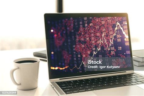 현대 노트북 화면 은행 및 회계 개념에 세계지도와 추상 적 금융 다이어그램 3d 렌더링 0명에 대한 스톡 사진 및 기타 이미지 0명 3차원 형태 경제 Istock