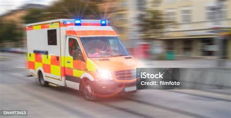 파란색 조명과 고속으로 도시를 통과하는 비상 차량 구급차에 대한 스톡 사진 및 기타 이미지 구급차 독일 긴급서비스와 구조 직업 Istock