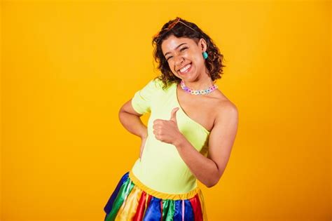 Linda Garota Brasileira Afro Americana Com Roupas De Carnaval Como