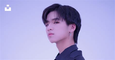 정장과 넥타이를 맨 남자가 사진을 찍기 위해 포즈를 취하고 있다 사진 Unsplash의 무료 정장 착용 이미지