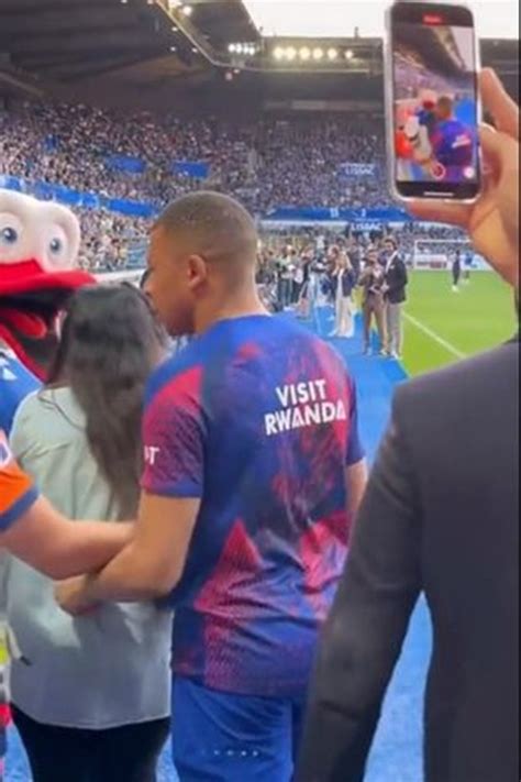 Mbappe Hành động đẳng Cấp Với Nữ Cổ động Viên