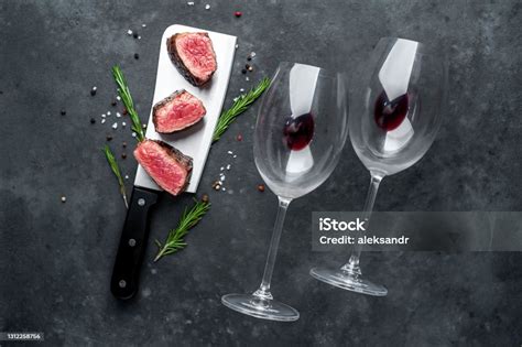 향신료와 돌 배경에 레드 와인과 안경 한 병고기 칼 위에 구운 스테이크 몇 조각 2인 저녁 식사 고기에 대한 스톡 사진 및 기타 이미지 Istock