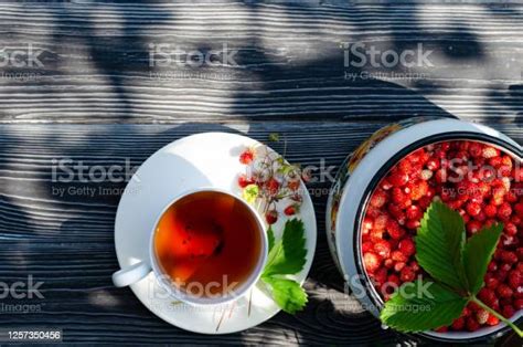 어두운 나무 테이블에 야생 딸기와 허브 차 한 잔 테라스에서 화창한 날에 밝은 그림자 0명에 대한 스톡 사진 및 기타 이미지 0명 건강한 생활방식 건강한 식생활