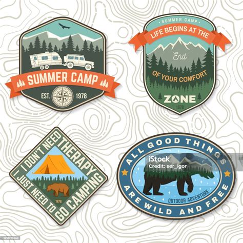 인생은 여행입니다 탐험을 멈추지 마십시오 야외 모험 벡터 그림입니다 셔츠 로고 프린트 스탬프 또는 티에 대한 개념 나침반 엘크 숲 풍경 실루엣 빈티지 타이포그래피 디자인