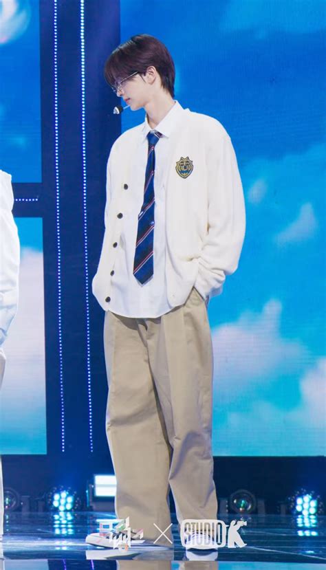 더쿠 비율이랑 피지컬이 정말 좋은 것 같은 투어스 신유