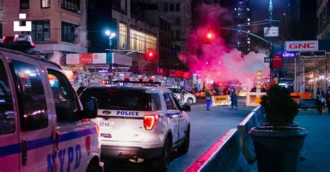 거리에서 흰색 경찰차 사진 Unsplash의 무료 뉴욕 이미지