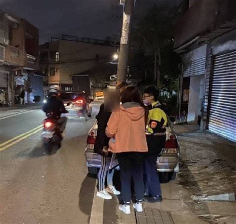 女子車拋錨卡路中好無助 大安所暖警幫忙接電助解圍