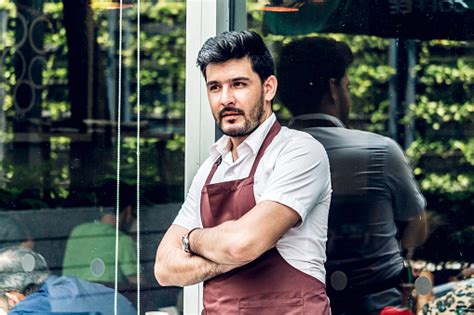 카페 또는 커피가 게 밖에 서 팔을 교차 하는 웃 고 서 있는 잘생긴 중소 기업 소유자의 초상화 카페에서 서 있는 남성 바리