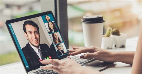 가상 작업 공간 또는 원격 사무실에서 만나는 화상 통화 사업가 스마트 비디오 기술을 사용하여 전문 기업 비즈니스의 동료와 소통하는 원격 근무 전화 회의 사진