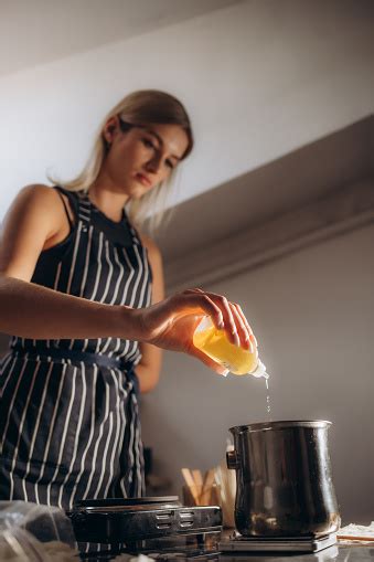 실내의 하얀 테이블에서 향기로운 양초를 만드는 여성 클로즈업 20 24세에 대한 스톡 사진 및 기타 이미지 20 24세