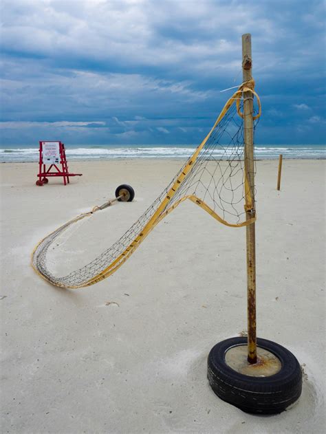 걷고 있는 모래 바다 배구 네트 배구 선수 비치 발리볼 수직 쐈어 스포츠 여성 잡고 있는 해변에 관한 무료 스톡 사진