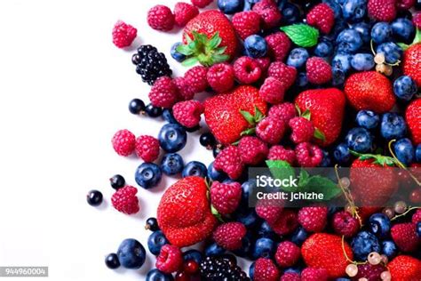 딸기 블루베리 건포도 민트 잎의 구색 음식 프레임 테두리 디자인입니다 채식과 채식 개념입니다 여름 딸기 배경 텍스트 복사 공간 상위 뷰 0명에 대한 스톡 사진 및 기타