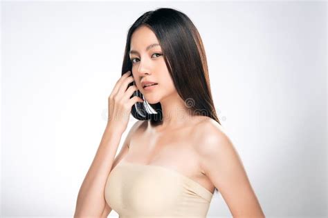 Mujer Asi Tica Joven Hermosa Con La Piel Fresca Limpia Foto De Archivo Imagen De Limpio Sano