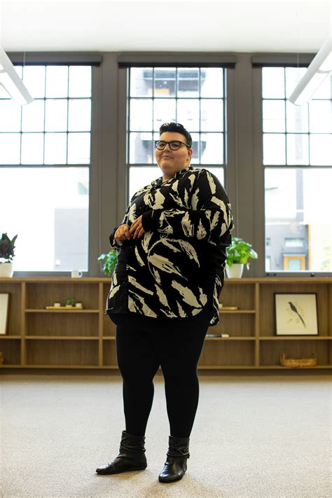 흰색과 검은색 긴팔 셔츠를 입은 남자가 검은색 프레임의 안경을 쓰고 있습니다 사진 Unsplash의 무료 사람 이미지