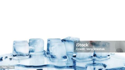 반사가 닫혀 있는 흰색 유리 거울 배경의 얼음 조각 투명 냉동 및 녹은 녹은 파란 얼음 조각 투명한 유출 물 방울 차가운 신선한 음료 재료 복사 공간 각얼음에 대한 스톡