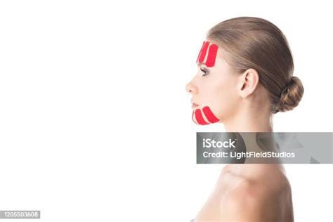 턱과 이마에 운동학 테이프의 측면보기는 흰색에 고립 된 아름다운 소녀의 건강관리와 의술에 대한 스톡 사진 및 기타 이미지