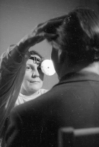 Фото Осмотр у ЛОРа 1958 год История России в фотографиях