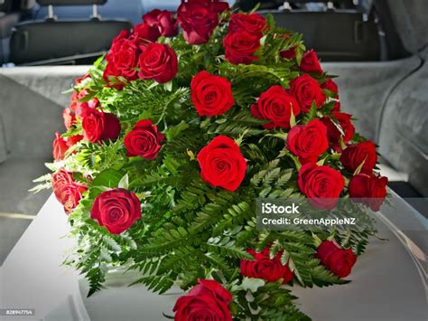 영구 차 또는 장례식 이나 묘지에서 매장 하기 전에 예배당에 다채로운 상자 0명에 대한 스톡 사진 및 기타 이미지 0명 관