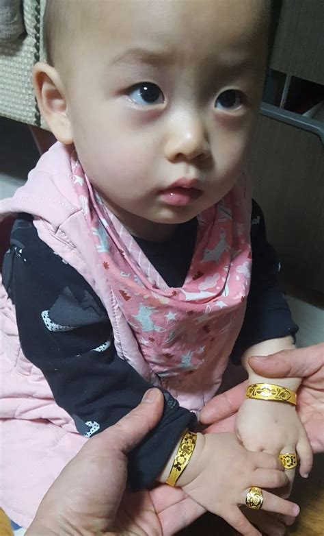 금값이 15만원에서 50만원 10년전보다 3배나 올랐네 엄마의 위험한 생각과 그걸 읽은 너의 불안한 눈빛 미안해 엄마 시드 탕진해서 너의 금을 팔아 내 새로운 시드로