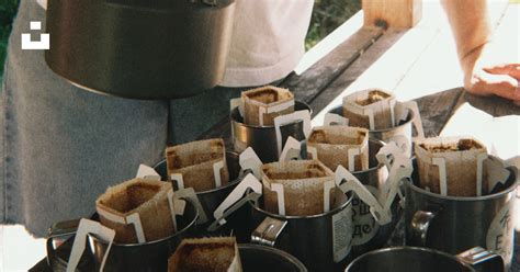 컵이 가득 담긴 테이블 위에 서 있는 남자 사진 Unsplash의 무료 커피 이미지