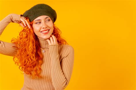 노란 배경에 스튜디오에서 베레모를 쓴 빨간 머리 여자 복사 공간 초상화 예쁜 모델 20 24세에 대한 스톡 사진 및 기타 이미지 20 24세 감정 광고 Istock