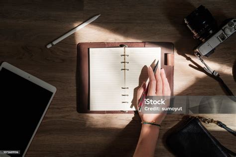 여자 손 아침 햇살 평면도 작업 데스크 개념에에서 나무 책상에 빈티지 카메라와 태블릿 컴퓨터와 노트북 일기에 쓰기 개념에 대한 스톡 사진 및 기타 이미지 Istock