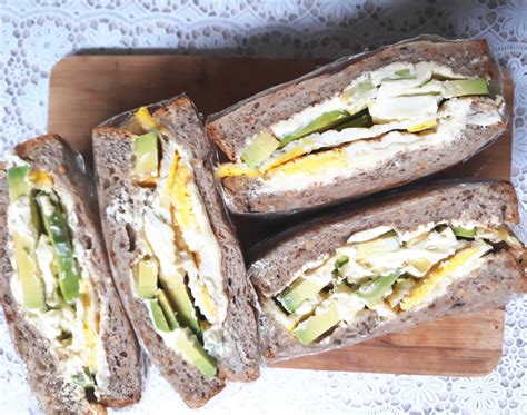 아보카도 크림치즈 샌드위치