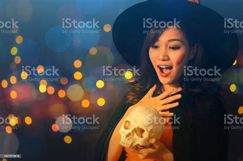 할로윈 파티 개념 마녀 할로윈 의상을 입고 마녀 모자를 착용 아름다운 젊은 여성의 초상화 10월에 대한 스톡 사진 및 기타 이미지 Istock