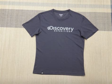105호 디스커버리 익스페디션 솔리드 로고 티셔츠 헬로마켓