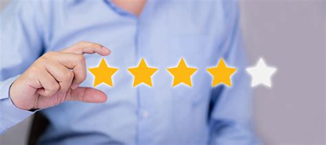 투표 점수 검토 및 품질과 만족을 위한 피드백 서비스 순위에 우수한 결과와 디지털 마케팅의 성공을 위한 스타 아이콘 기호를 보유한 고객 비즈니스 맨 개념에 대한 스톡 사진