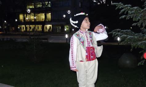 Грейнаха елхите пред община „Тунджа“ — Радио и ТВ 999 новини от България и света слушайте ни и