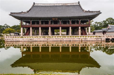 서울 경복궁의 경회루 왕궁 프리미엄 사진