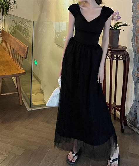 포앤바이앤 레이스 브이넥 셔링 민소매 레이온 슬림핏 샤 스커트 롱 원피스 망사원피스 샤랄라 긴원피스 여름 시원한 러블리 입기편한 데일리룩 캐주얼 블랙