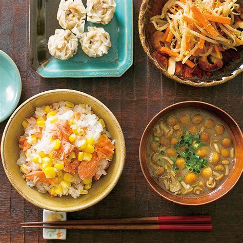 鮭ととうもろこしの炊き込みごはん、「たけのことしいたけの焼売」、人参ともやしのごまきんぴら、なめこのみそ汁（2人分）｜だいどこログ 生協パル