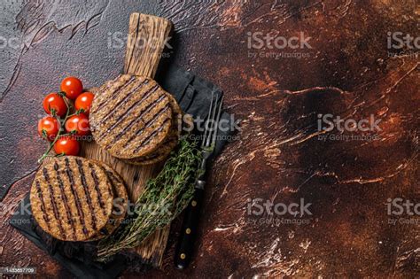 Bbq 구운 식물 기반 고기 햄버거 패티 허브가있는 나무 보드에 비건 커틀릿 어두운 배경 상단 보기 공간 복사 가루로 빻은에 대한 스톡 사진 및 기타 이미지 Istock